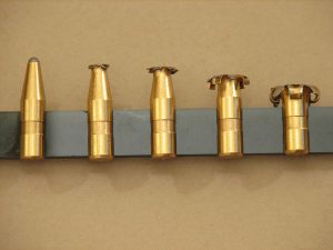 Expansión controlada de un proyectil diseñado para no pierda masa.